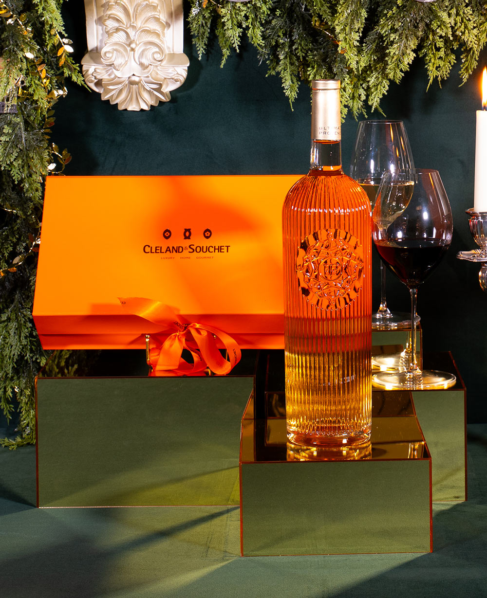 Certain accessories may be used in the photo for illustration purposes ...